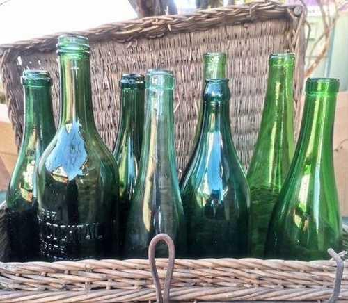Старинные бутылки и корзина