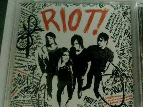 Paramore - подписанный всей группой Riot CD