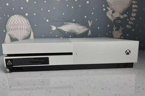 Xbox One s + Assassin's creed 3 части