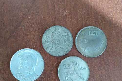 Китайские монеты животных и наш Гагарин из алюмини