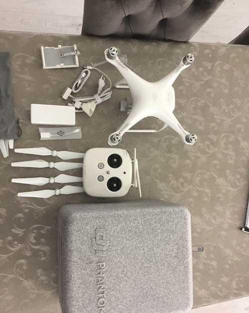 Квадрокоптер DJI Phantom 4