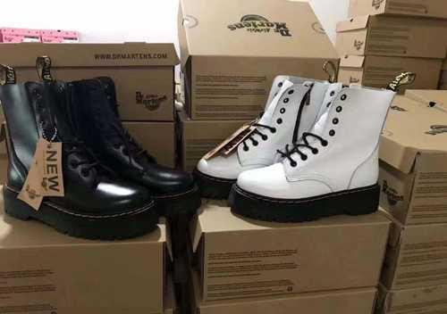 Зимние ботинки dr. martens чёрные и белые