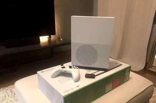 Xbox one s 1tb + подставка + аккумулятор
