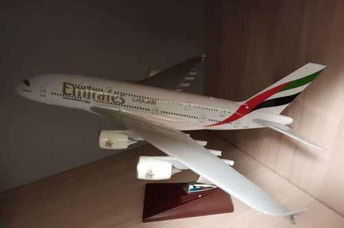 Модель самолета А 380 Emirates 1:200