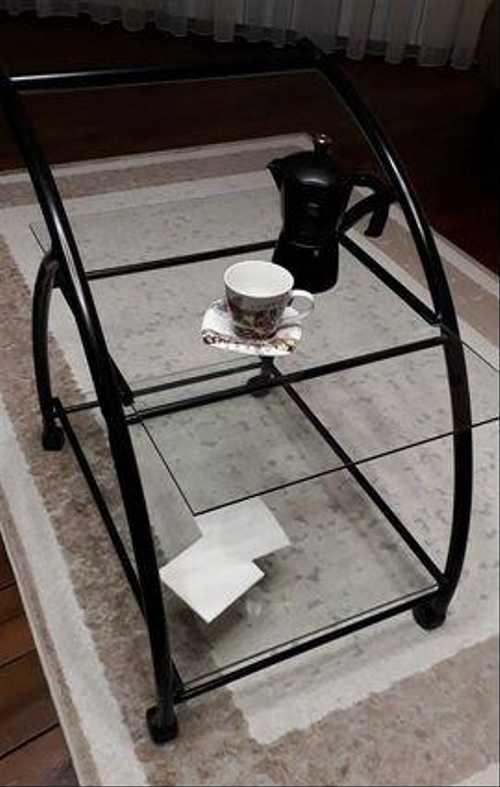 Кофейный столик на колесиках белый
