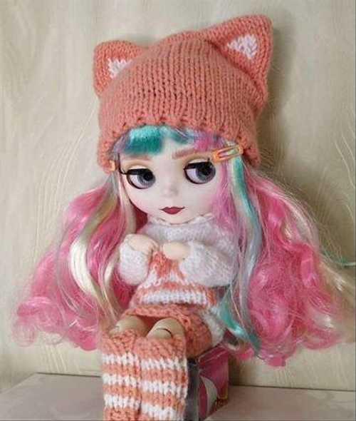 Вязаный комплект одежды для куклы Blythe