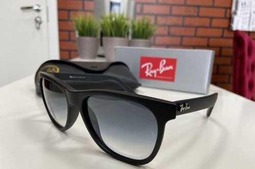Солнцезащитные очки Ray Ban