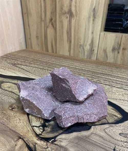 Малиновый кварцит колотый камень для бани
