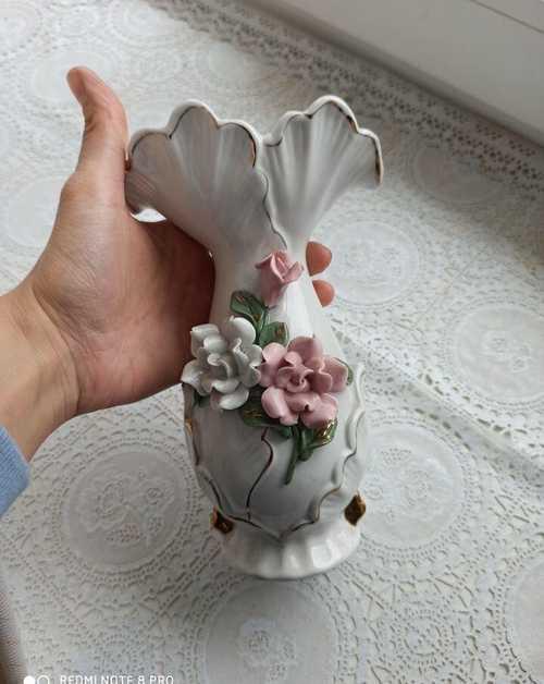 Красивая изысканная ваза с объемными цветами