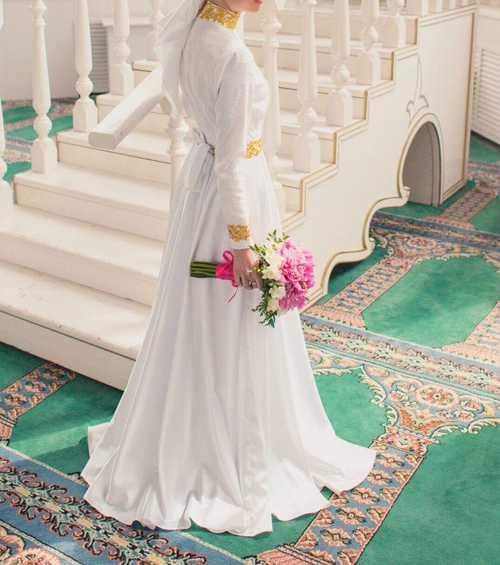 Платье на никах