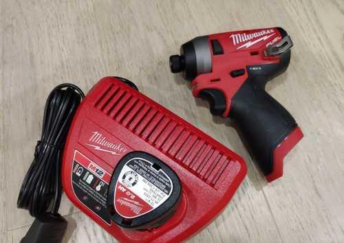 Импакт milwaukee M12 2553-20 + акб 2Ач + зу