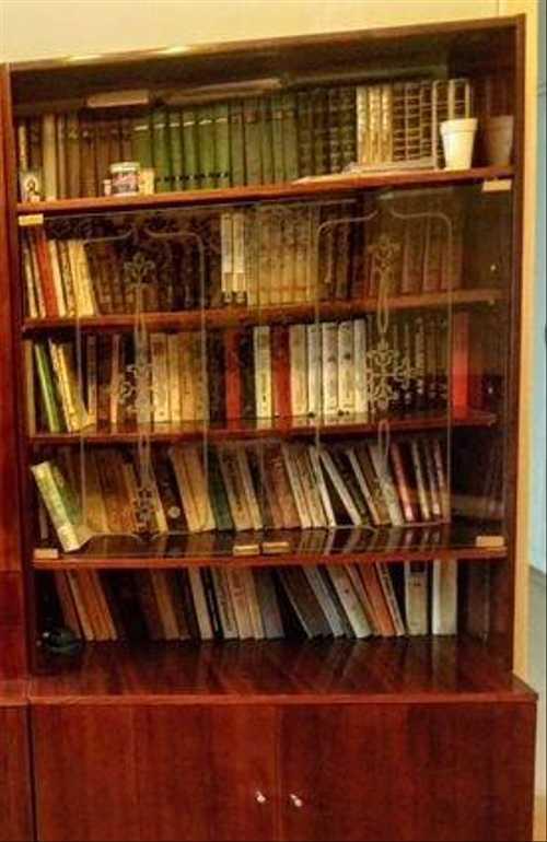 Книжный шкаф со стеклянными дверцами. Ретро,винтаж