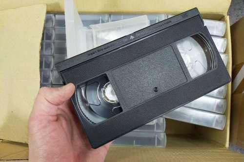 VHS-кассеты много, футляры
