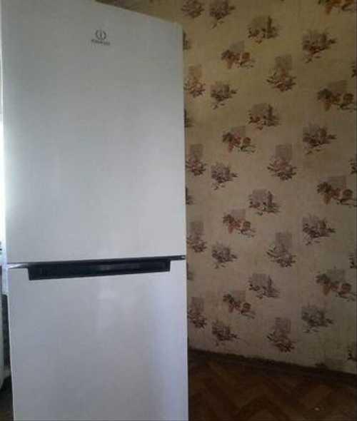 Холодильник Indesit DF4160W