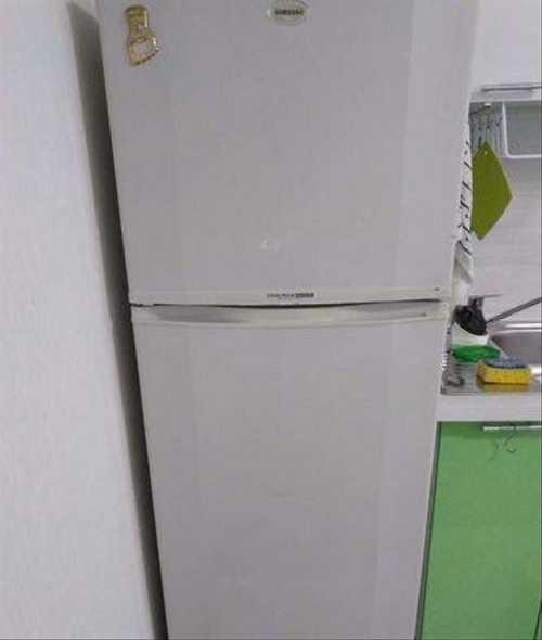 Холодильник на запчасти или лом