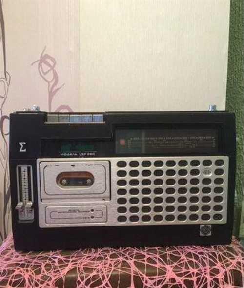 Радиоприемник и кассетный магнитофон СССР