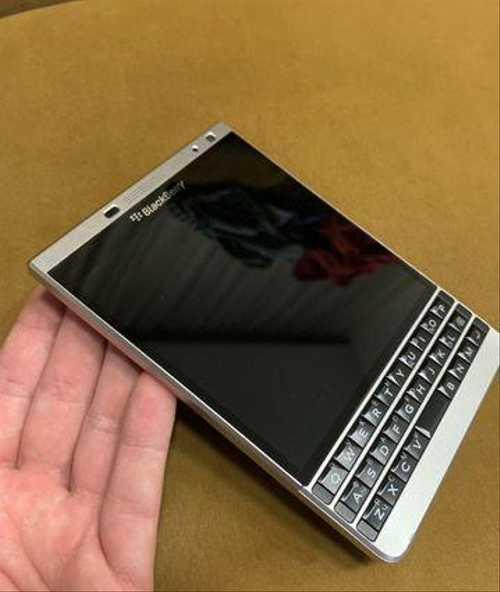 Телефоны BlackBerry Passport Silver Edition