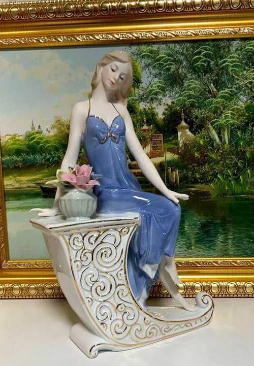 Интерьерная фарфоровая статуэтка Девушка на балкон