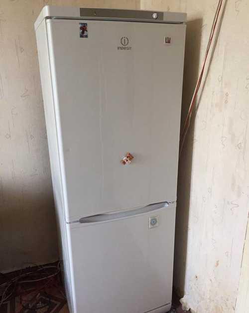 Холодильник Indesit SB1670.028 состояние отличное