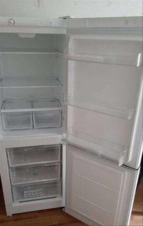 Холодильник Indesit DS4160W