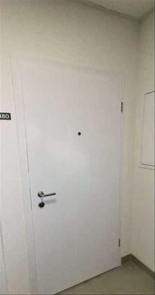 Входная металлическая дверь белая от пик