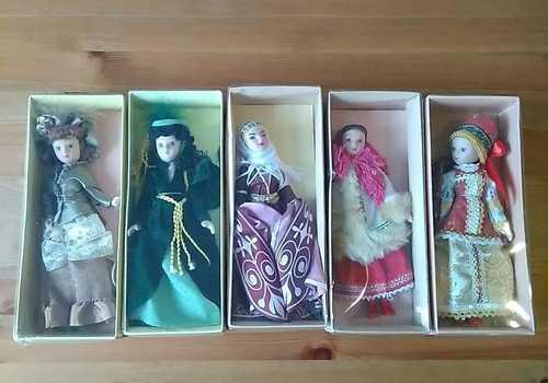 Фарфоровые куклы из серии Дамы эпохи и