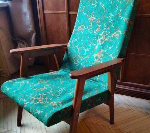 Кресло винтажное с деревянными подлокотниками б.у