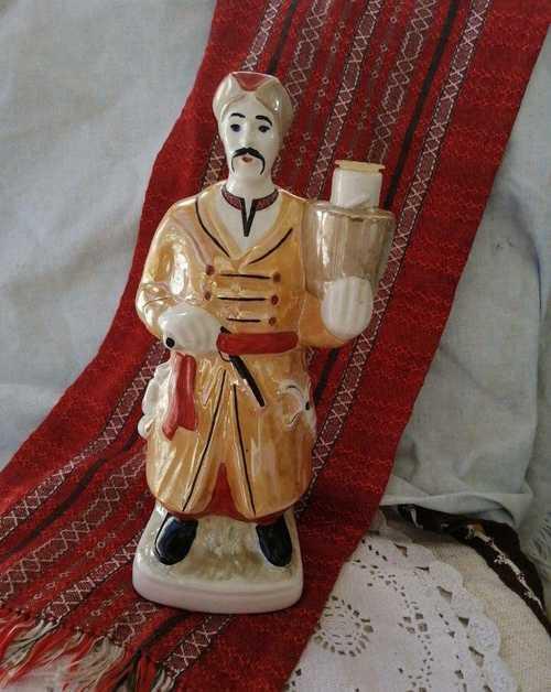 Декоративная бутылка-статуэтка Казак