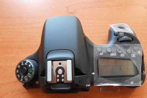Верхняя часть фотокамеры Canon EOS 70D со вспышкой