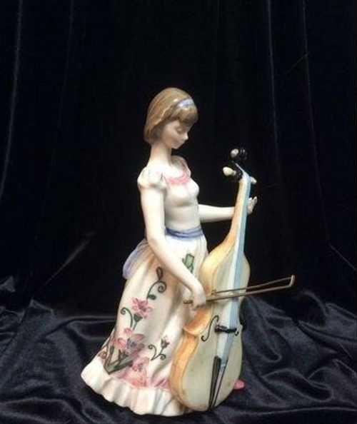 Статуэтка фарфоровая «Девушка с виолончелью»