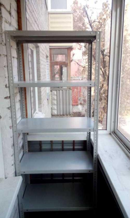 Стеллаж на балкон. Металлический стеллаж на балкон. Стеллаж на лоджию металлический. Металлические полки на балкон. Стеллаж металлический на балкон