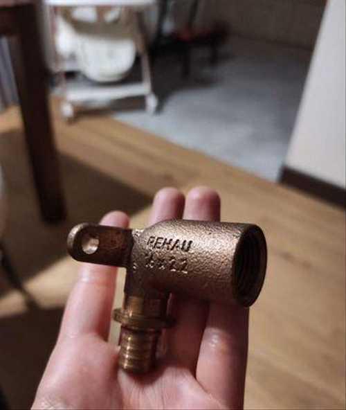 Угольник Rehau настенный