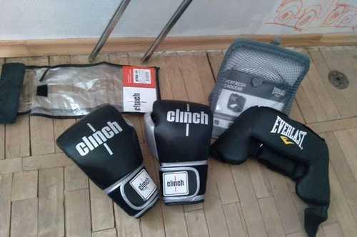 Боксёрские шорты300, перчатки clinch,шлем Everlast
