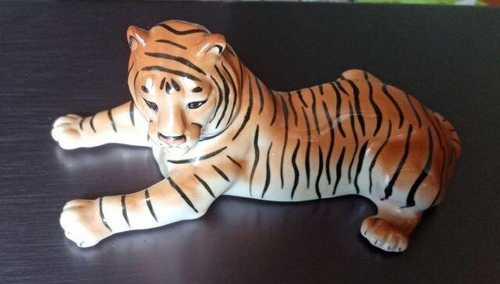 Фарфоровая статуэтка- рыжий амурский тигр