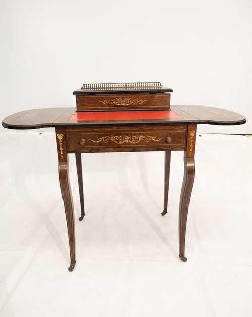 Старинный столик с отделкой из кожи