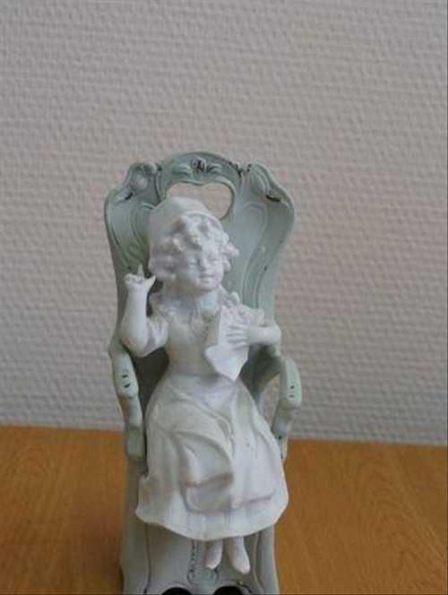 Фарфоровая статуэтка "Девочка на кресле"