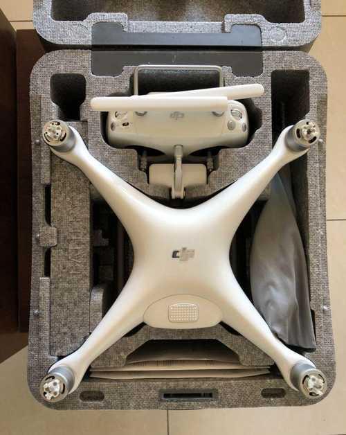 Квадрокоптер DJI Phantom 4