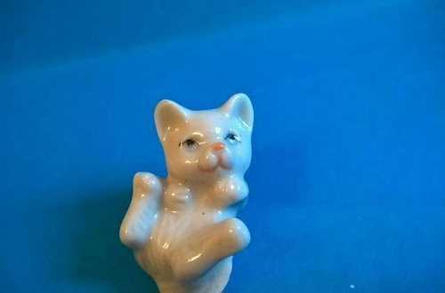 Фигурка миниатюрный котенок, возможно фарфоровый