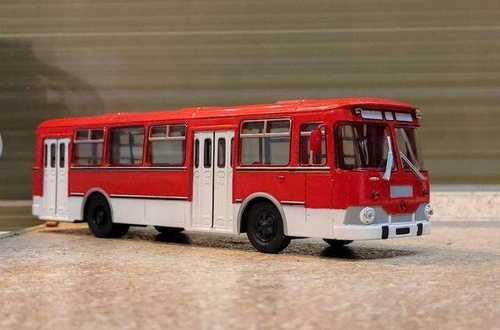 Модель автобуса лиаз-677М 1:43 красно-белый