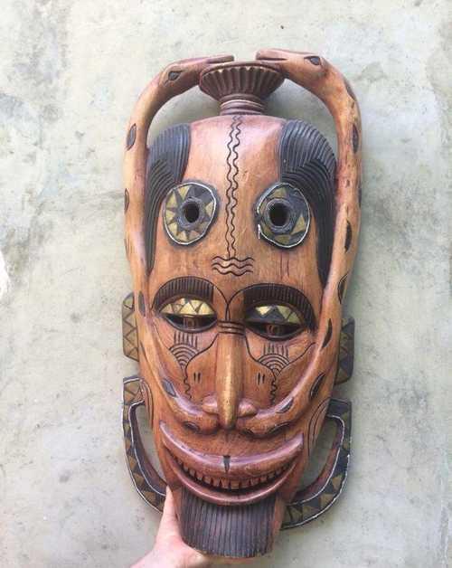 Огромная африканская маска