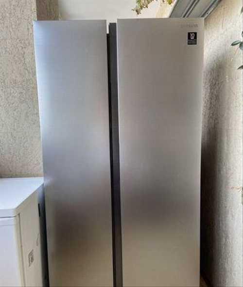 Холодильник двухдверный в идеальном состоянии