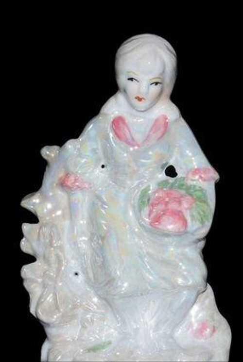 Фарфоровая статуэтка Девушка с цветами Высота 15см