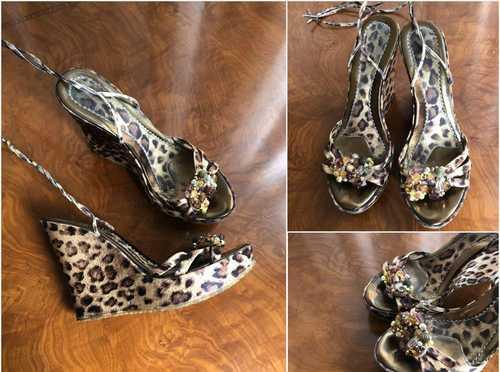 Босоножки на танкетке guess