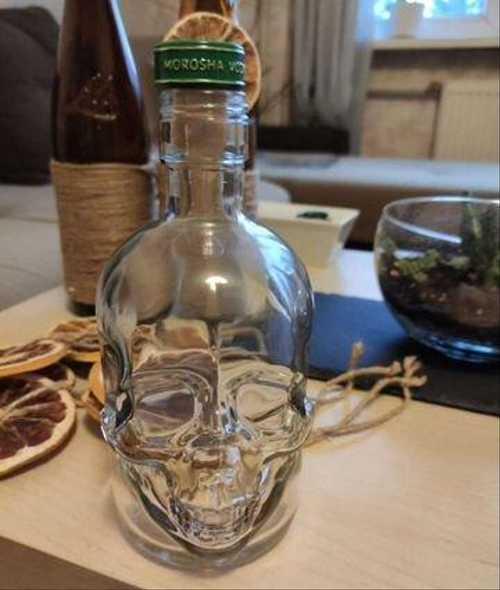 Бутылка в виде черепа декор