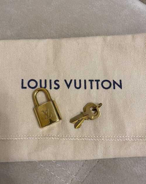 Замок Louis Vuitton