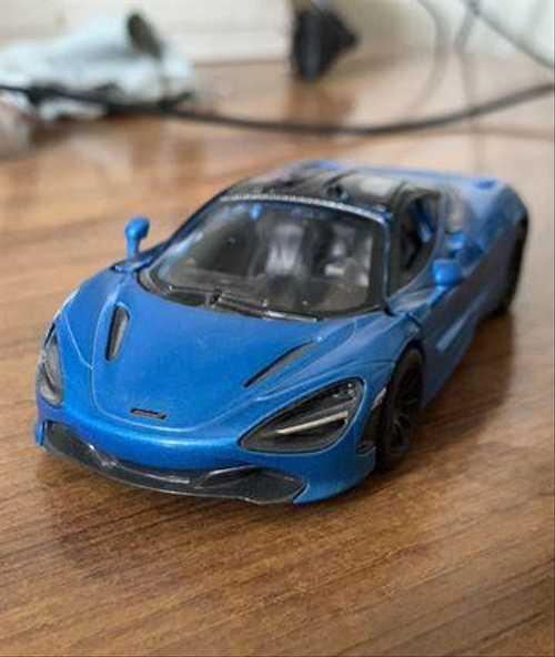 Модель Kinsmart McLaren 720S 1:36