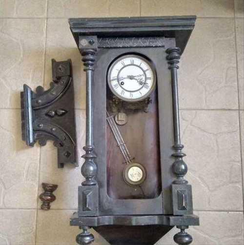 Старинные настенные антикварные часы с боем
