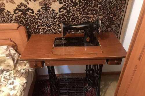 Швейная машинка со столом