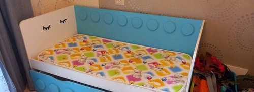 Комлект детской мебели кровать и шкаф