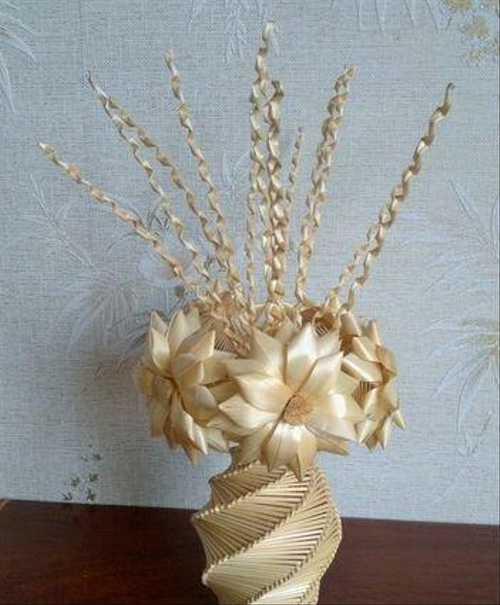 Декоративная соломенная ваза с цветами